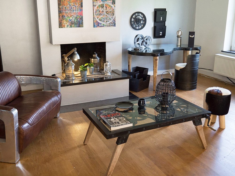 Industriële lage tafel met raderwerk